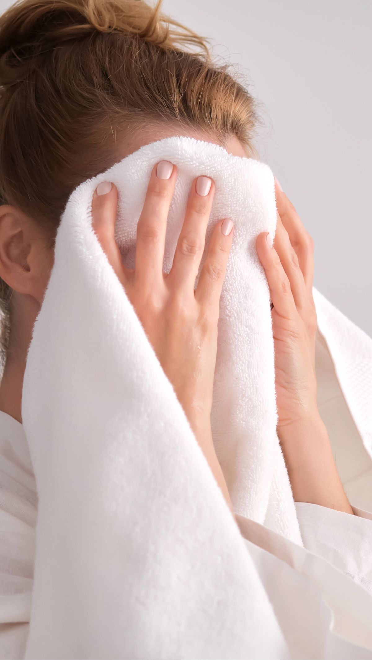 Bersihkan Wajah Pakai Handuk Basah Bisa Bantu Kulit Lebih Bersinar?