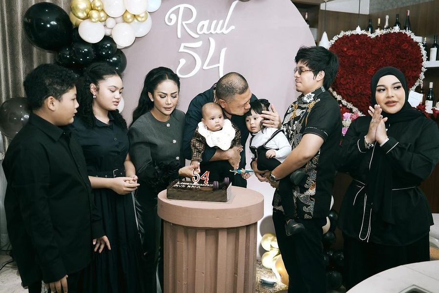 Netizen Salah Fokus pada Azura, Berikut 8 Potret Aurel Hermansyah di ... Netizen Salah Fokus pada Azura, Berikut 8 Potret Aurel Hermansyah di ...