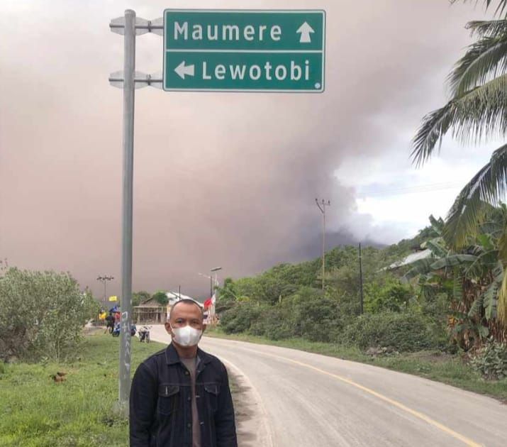 Jalan Trans Larantuka-Maumere Masuk Zona Merah Gunung Lewotobi, Polisi Terapkan Sistem Buka Tutup