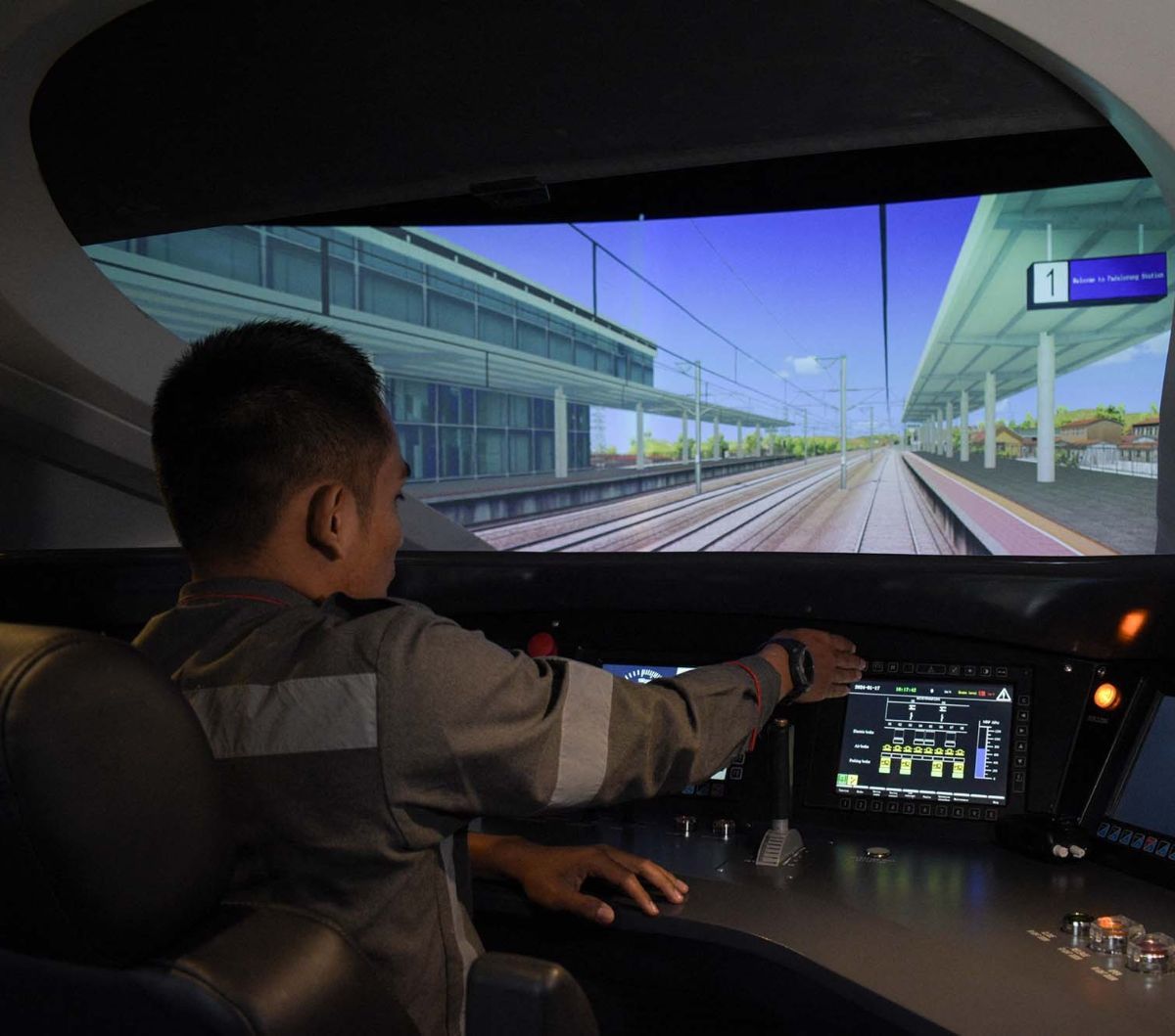 FOTO: Mengintip Puluhan Masinis Indonesia Latihan Operasikan Kereta Cepat Whoosh