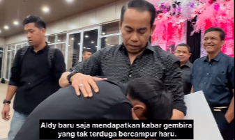 Sujud Syukur Penuh Haru Aldi Pakintaki Konten Kreator dapat Hadiah Umrah dari Irjen Andi Rian ...