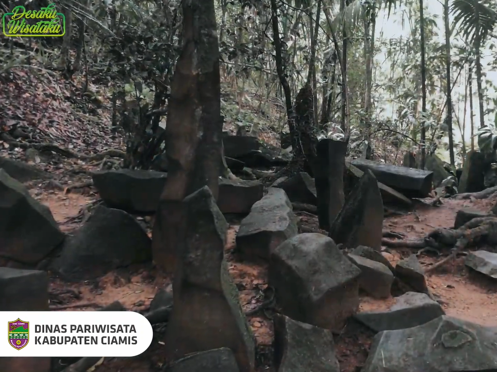 Melihat Peninggalan Masa Lampau di Situs Batu Panjang Panjalu Ciamis ...