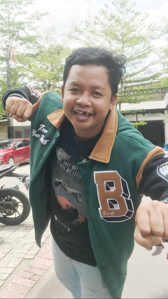 Delapan Foto Dustin Tiffani yang Mengungkap Pendapatannya Mencapai ...