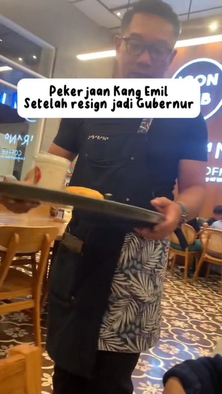 Tak Lagi Jadi Gubernur, Momen Ridwan Kamil saat Jadi Pelayan di Cafe ...