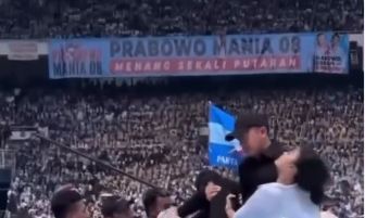 Aksi Sigap Mayor Teddy Gendong Relawan Prabowo yang Pingsan