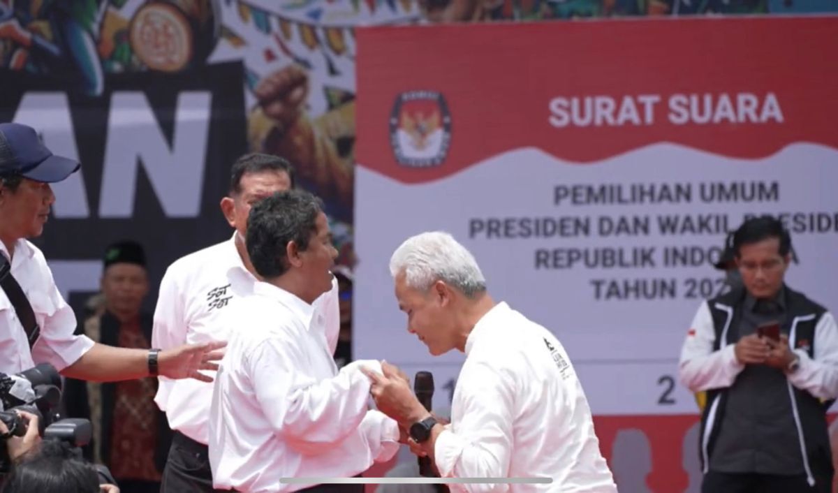 Momen Haru Penyandang Tuna Netra Meraba Wajah Ganjar: Saya Dengar Bapak ...