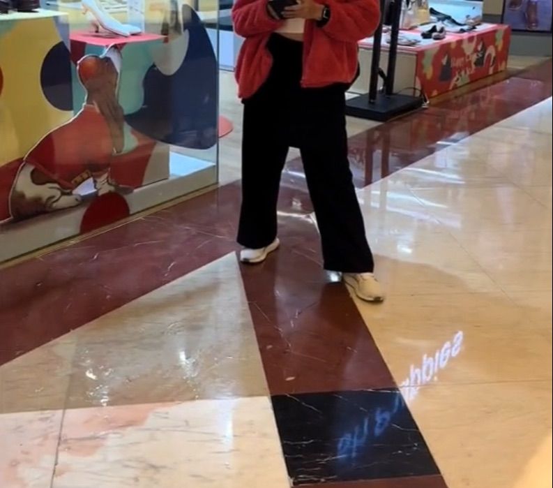 Rela Tunggui Tumpahan Minum di Lantai sampai OB Datang, Parenting ...