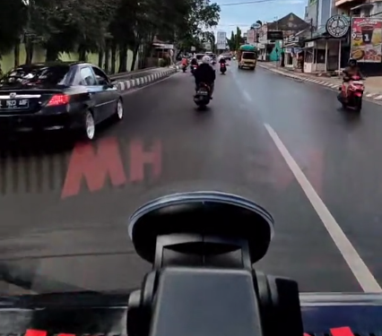 Tak Mau Beri Jalan Ambulans, Aksi Ibu Bawa Motor Ini Bikin Geleng Kepala