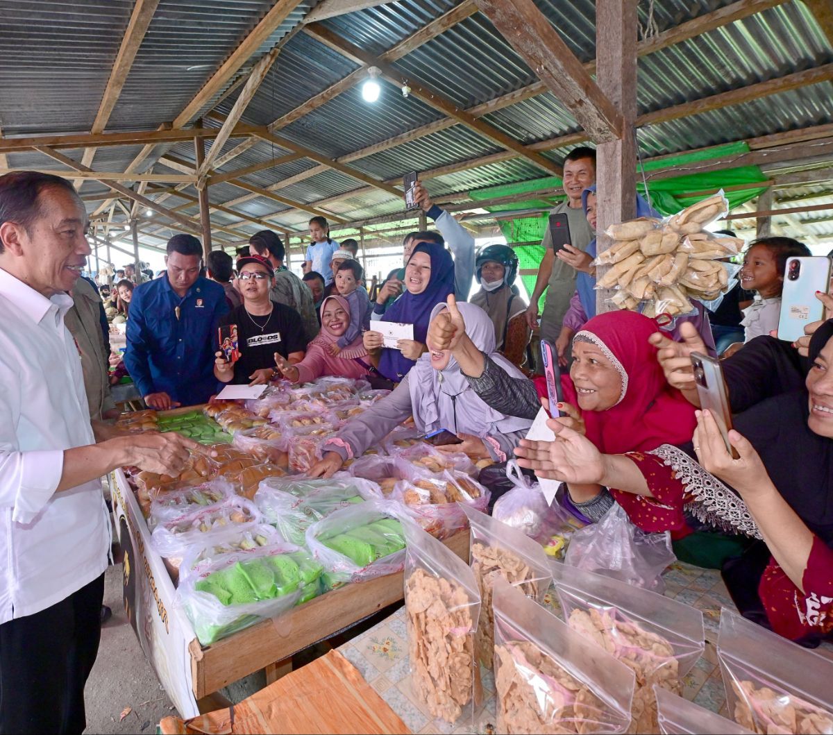 Blusukan di Pasar Sungai Ringin Sekadau, Jokowi Temukan Kenaikan Harga ...