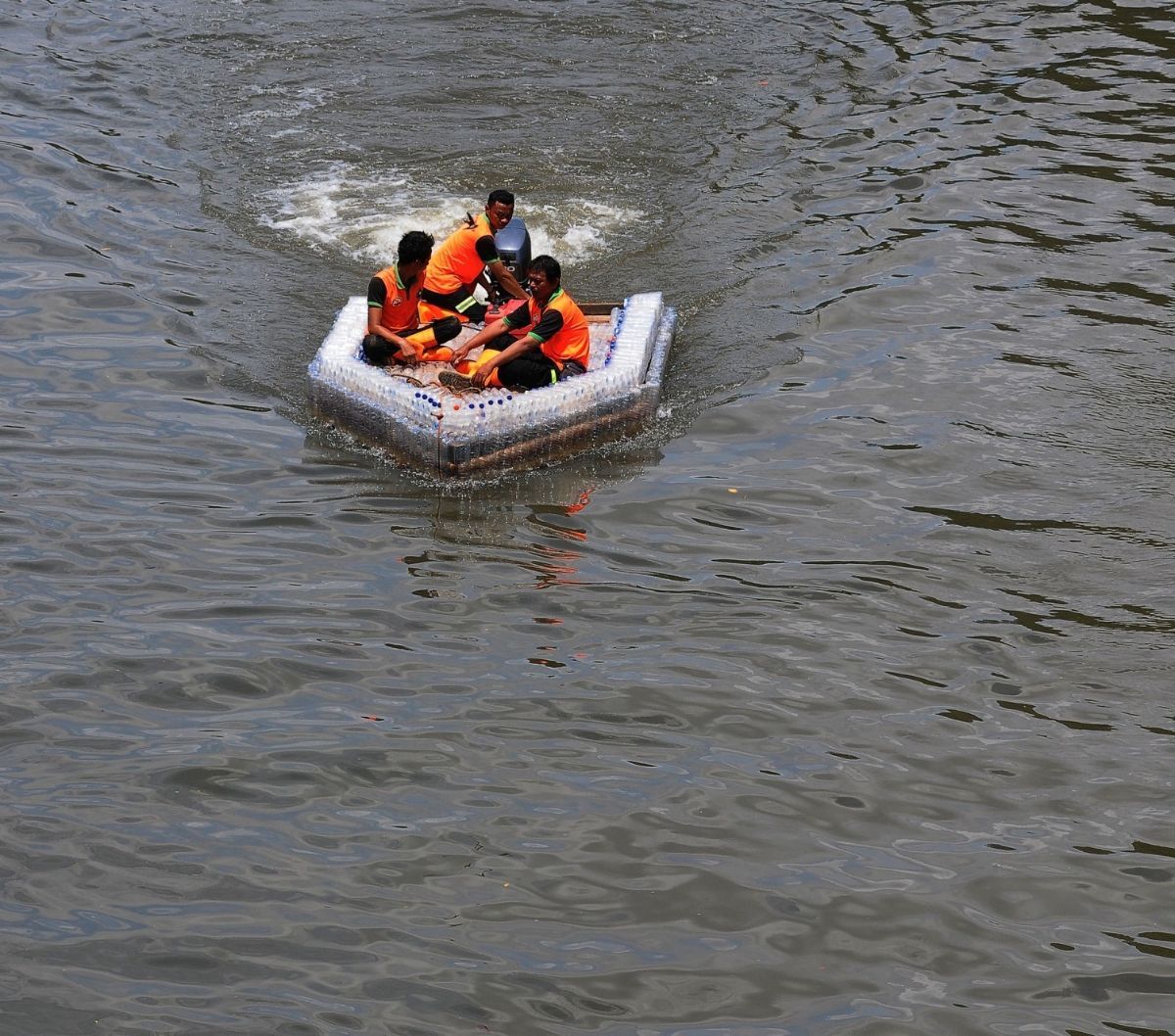 FOTO: Penampakan Perahu Botol Plastik Bekas Buatan Petugas UPS Badan ...