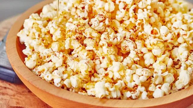 Trik Mudah Buat Popcorn Tanpa Panci Hanya Pakai Rice Cooker - merdeka.com