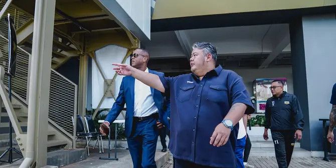 Potret Kluivert dan Asistennya di Timnas Indonesia saat Kunjungi Markas Dewa United, Akrab ...