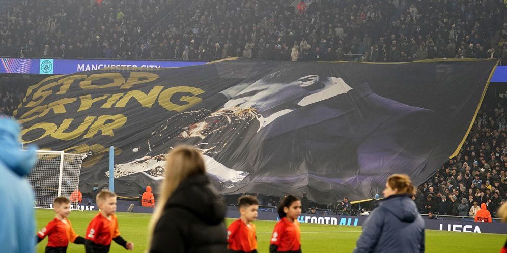 Ramai Spanduk Ejekan 'Stop Crying Your Heart Out' yang Dibuat Fans Man ...