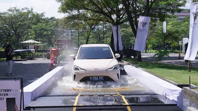 Tips Aman Mengemudi Mobil Listrik di Tengah Banjir dan Genangan Air - merdeka.com