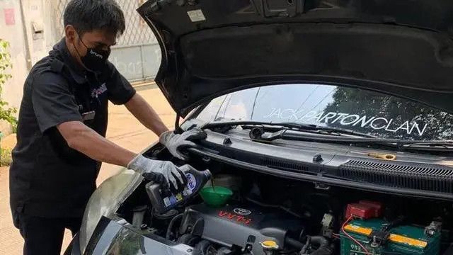 Selain Mesin Sehat, Ini Keuntungan jika Rutin Mengganti Oli Mesin Mobil - merdeka.com