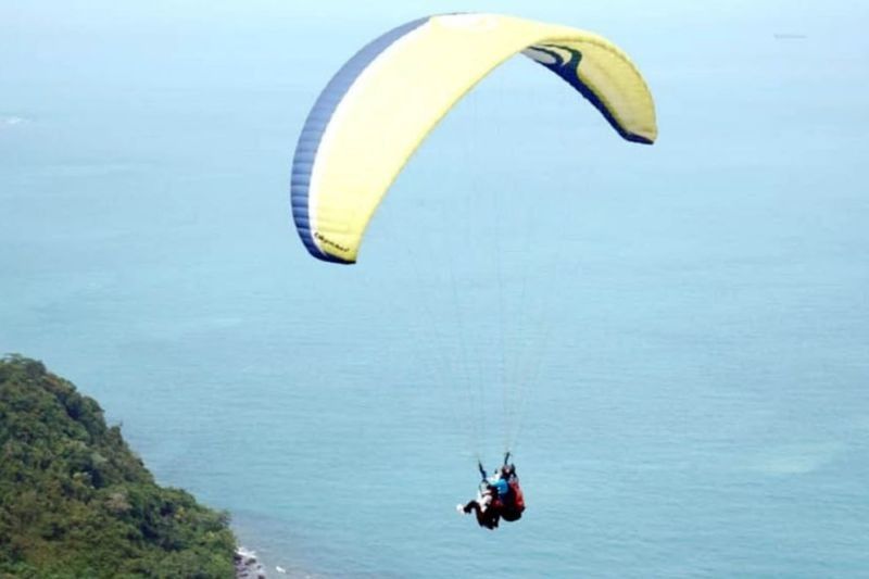 Wow, Ini Dia Batu Alif Paragliding Site: Destinasi Paralayang Lampung ...