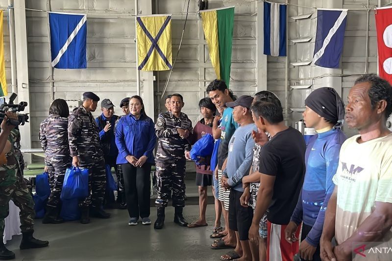 Kapal Angkut Tank KRI Teluk Ende-517: Satgas Trisila Bagikan Sembako ke ...