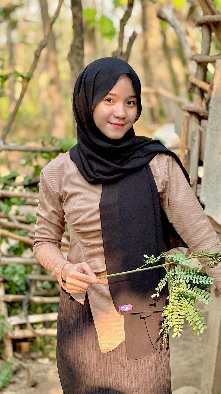 Punya Wajah Glowing dan Bergaya Elit, Intip 8 Potret Rumah Gubuk TikToker Hesti