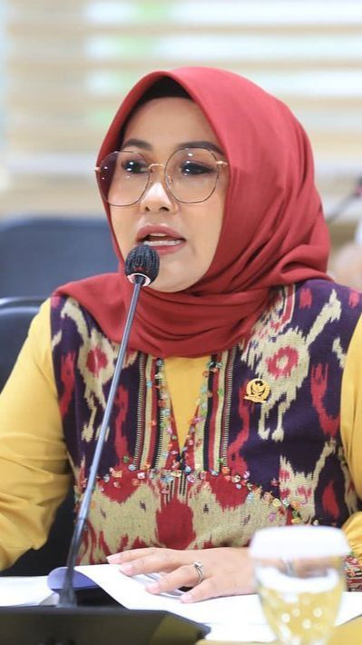 8 Potret Evi Apita, Caleg yang Fotonya Kelewat Cantik, Aslinya...