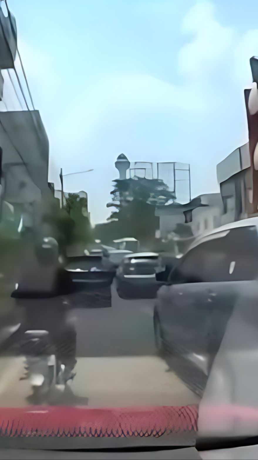 Viral Video Aksi Berani Pemotor Hancurkan Kaca Depan Mobil yang Klakson-klakson Saat Lalu Lintas ...