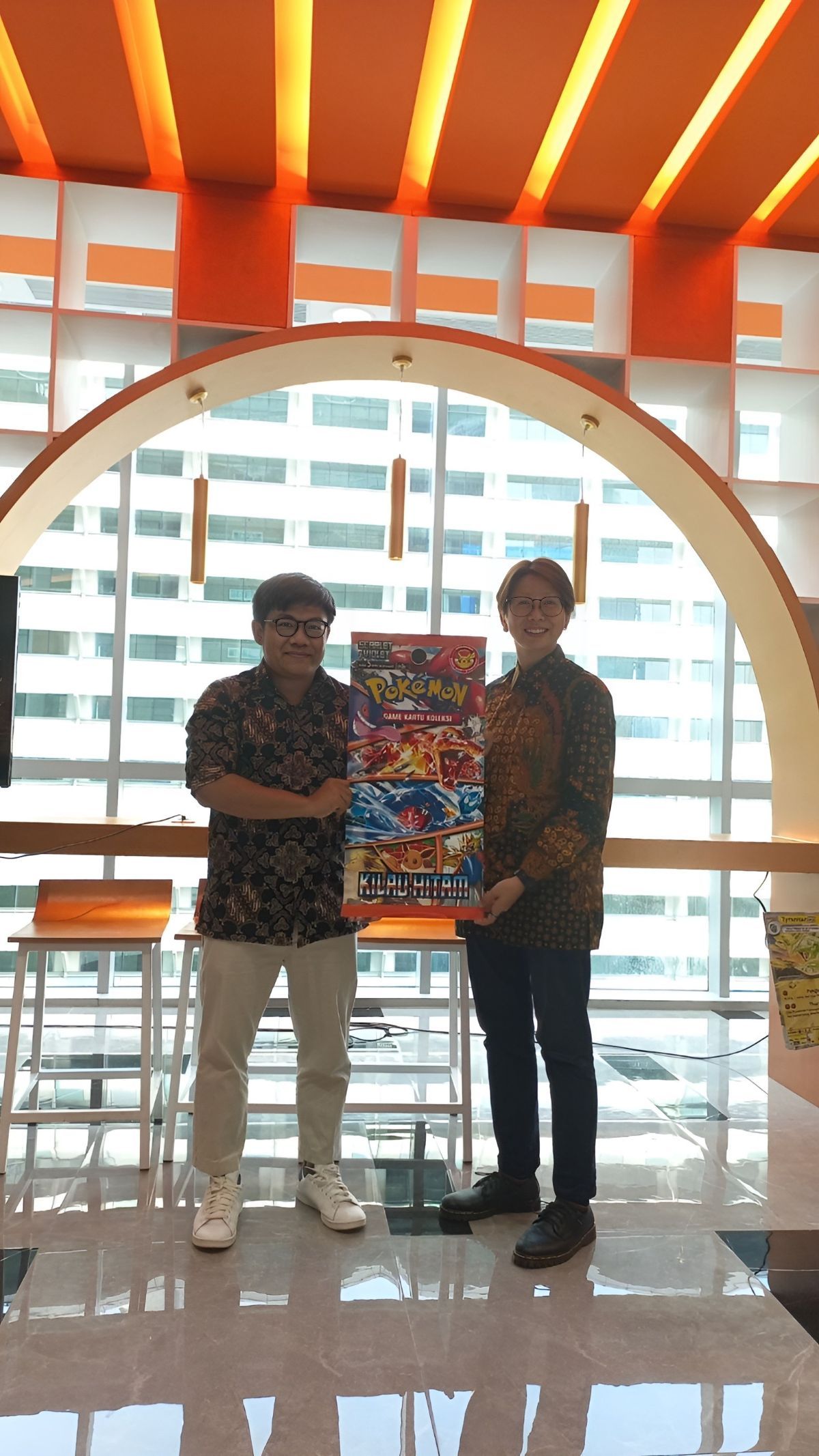 Pokèmon Game Kartu Koleksi Kilau Hitam Rilis Eksklusif di Indonesia, Charizad EX Jadi Incaran