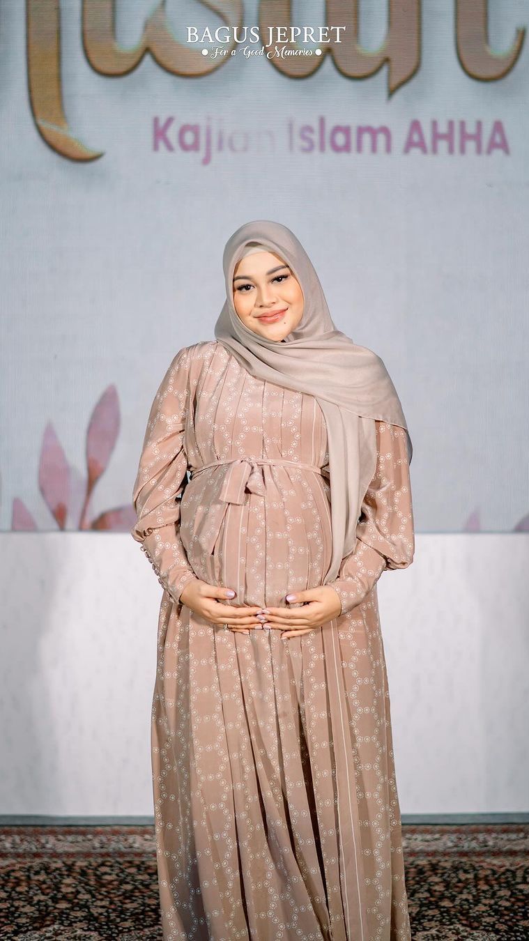 8 Potret Momen Aurel Hermansyah Melahirkan Ditemani Keluarga Besar