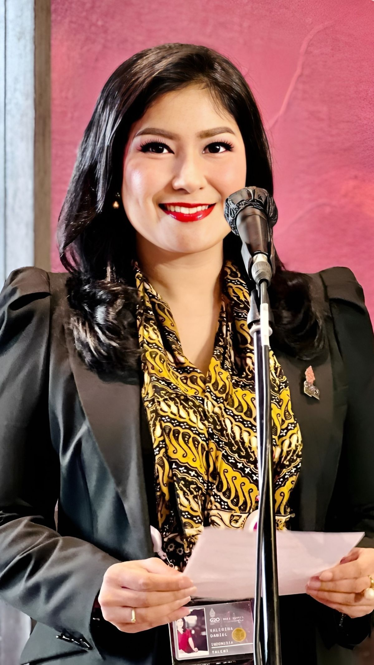 Selalu Tampil Formal, Intip Style Moderator Debat Capres 2024 Valerina ...