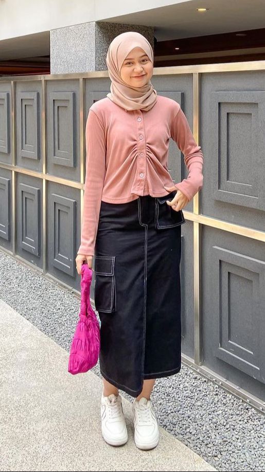 2 Inspirasi Mix and Match Pakai Cargo Jeans & Rok