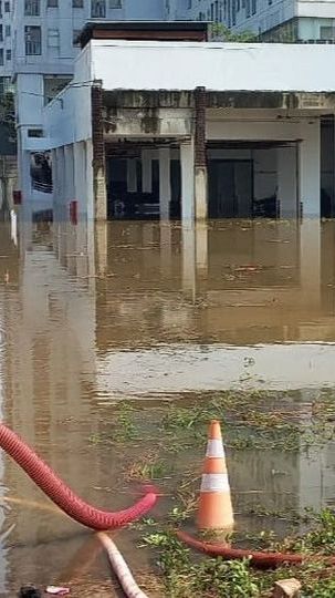 Viral Parkiran Basement Apartemen di Tangerang Banjir, Puluhan Mobil ...
