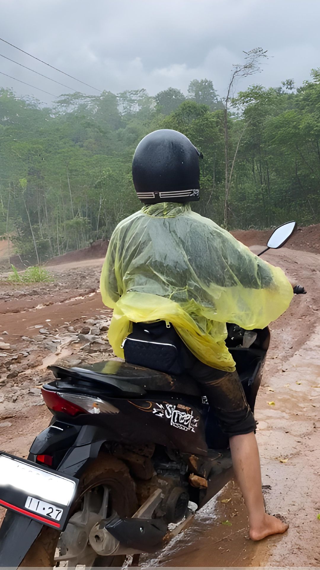 Perjuangan Cewek Motoran Lewati Jalan Rusak Parah di Banten, Gara-gara ... Perjuangan Cewek Motoran Lewati Jalan Rusak Parah di Banten, Gara-gara ...