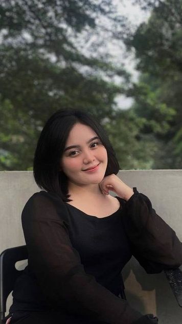 Potret Tia Septiana Anak Mandra yang Jarang Tersorot, Paras Cantiknya Manglingi Banget!