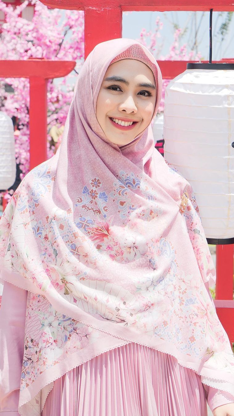 2 Gaya Manis Touch of Pink Oki Setiana Dewi