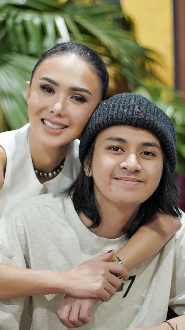 Intip Potret Yuni Shara Temani Putra Sulung Wisuda, Wajahnya Curi Atensi