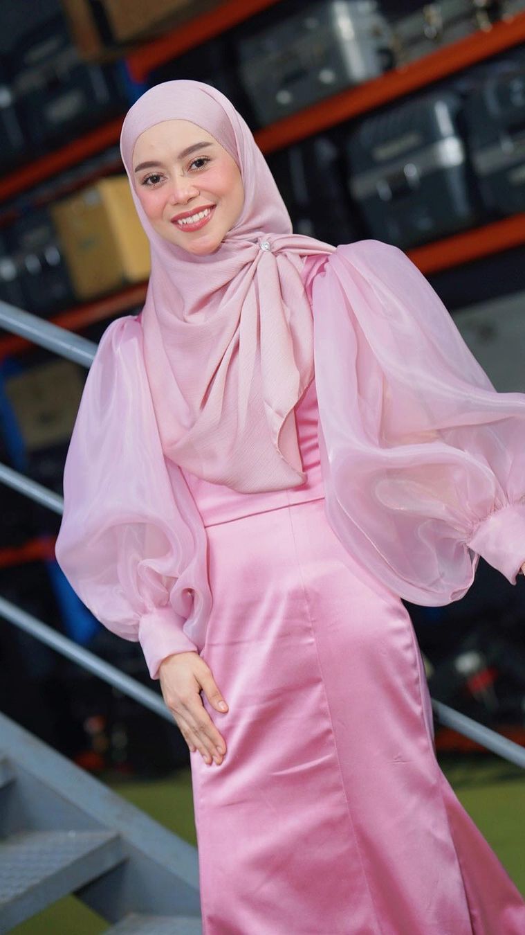 Pesona Lesti Kejora dalam Gaun Serba Pink yang Memukau