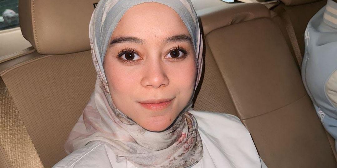 Tutup Foto Manis Bareng Rizky Billar Pakai Stiker Besar, Lesti Kejora ...