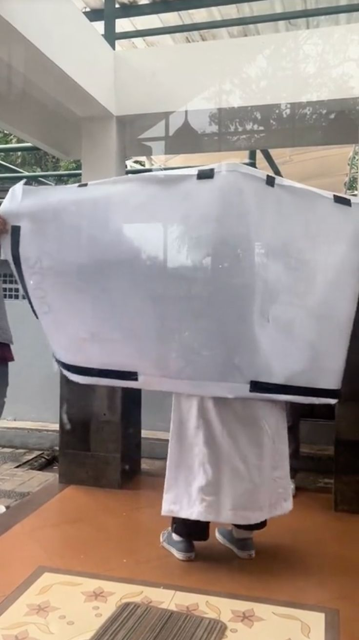 Pria Cosplay jadi Uang Rp2 Ribu, Warganet 'Random Banget'