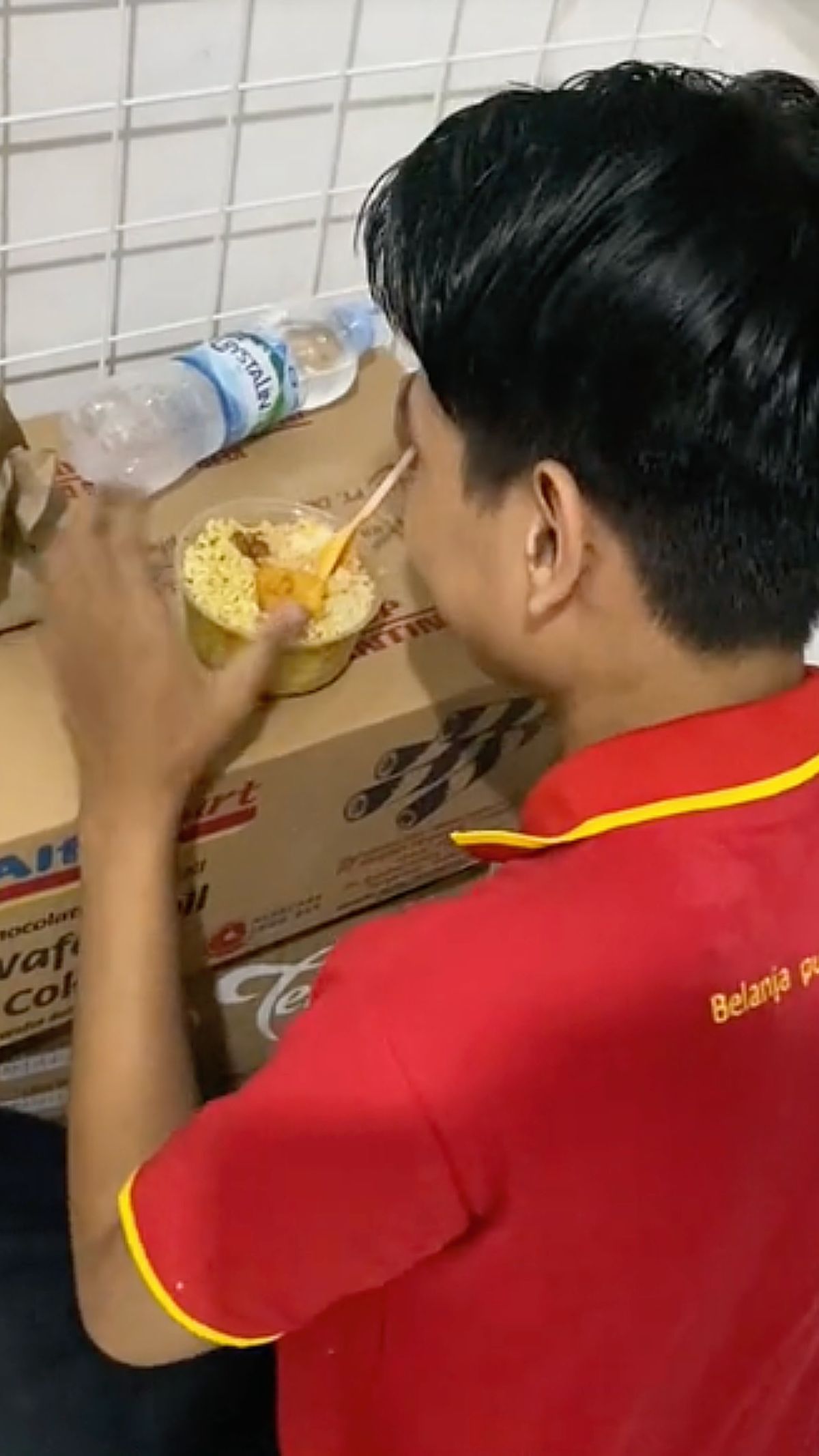 Selalu Makan Mie Instan Saat Jam Istirahat, Kondisi Pegawai Minimarket ...