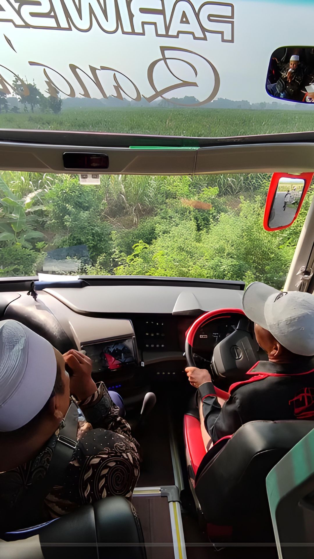 Bus Lewati Jalan Sempit dengan Tikungan Tajam, Auto Deg-degan Gara-gara ... Bus Lewati Jalan Sempit dengan Tikungan Tajam, Auto Deg-degan Gara-gara ...