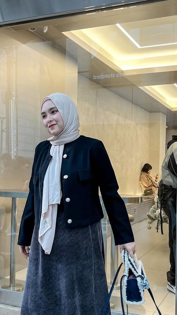 Style Kasual nan Nyaman dengan Blazer Hitam untuk Hijaber