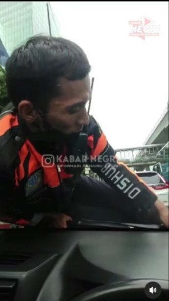 Viral Petugas Dishub Nyangkut di Kap Mobil, Terbawa dari Setiabudi ... Viral Petugas Dishub Nyangkut di Kap Mobil, Terbawa dari Setiabudi ...