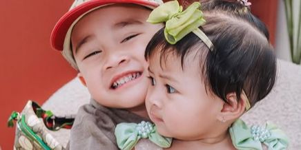 Super Gemas! Potret Rayyanza 'Cipung' Peluk Baby Lily dari Belakang, Putri Raffi & Nagita ...