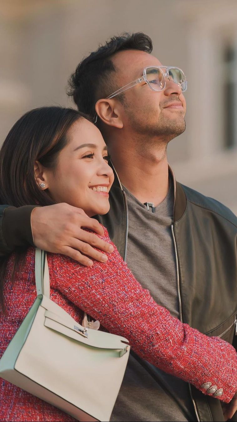 Potret Penampilan Nagita Slavina di Spanyol, Pakai Jaket Rp109 Juta dengan Rok Mini