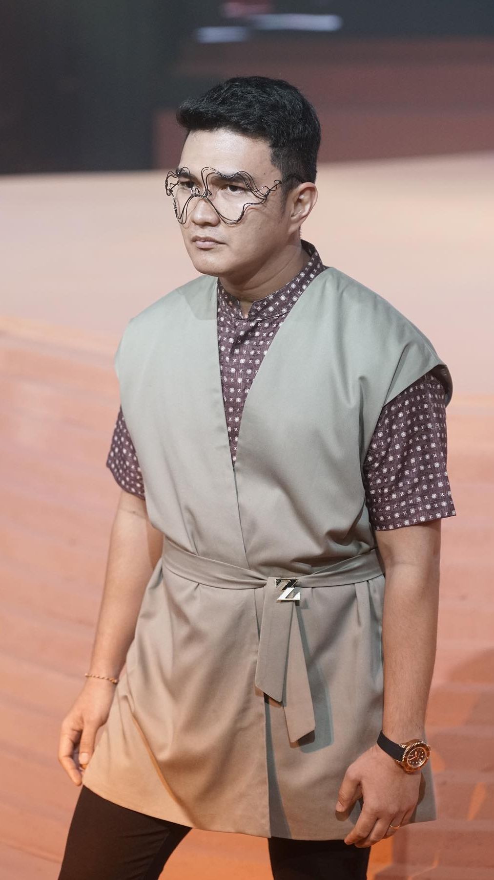 Biasa Bertingkah Absurd, Aldi Taher Dituntut Tampil Serius saat Catwalk ... Biasa Bertingkah Absurd, Aldi Taher Dituntut Tampil Serius saat Catwalk ...