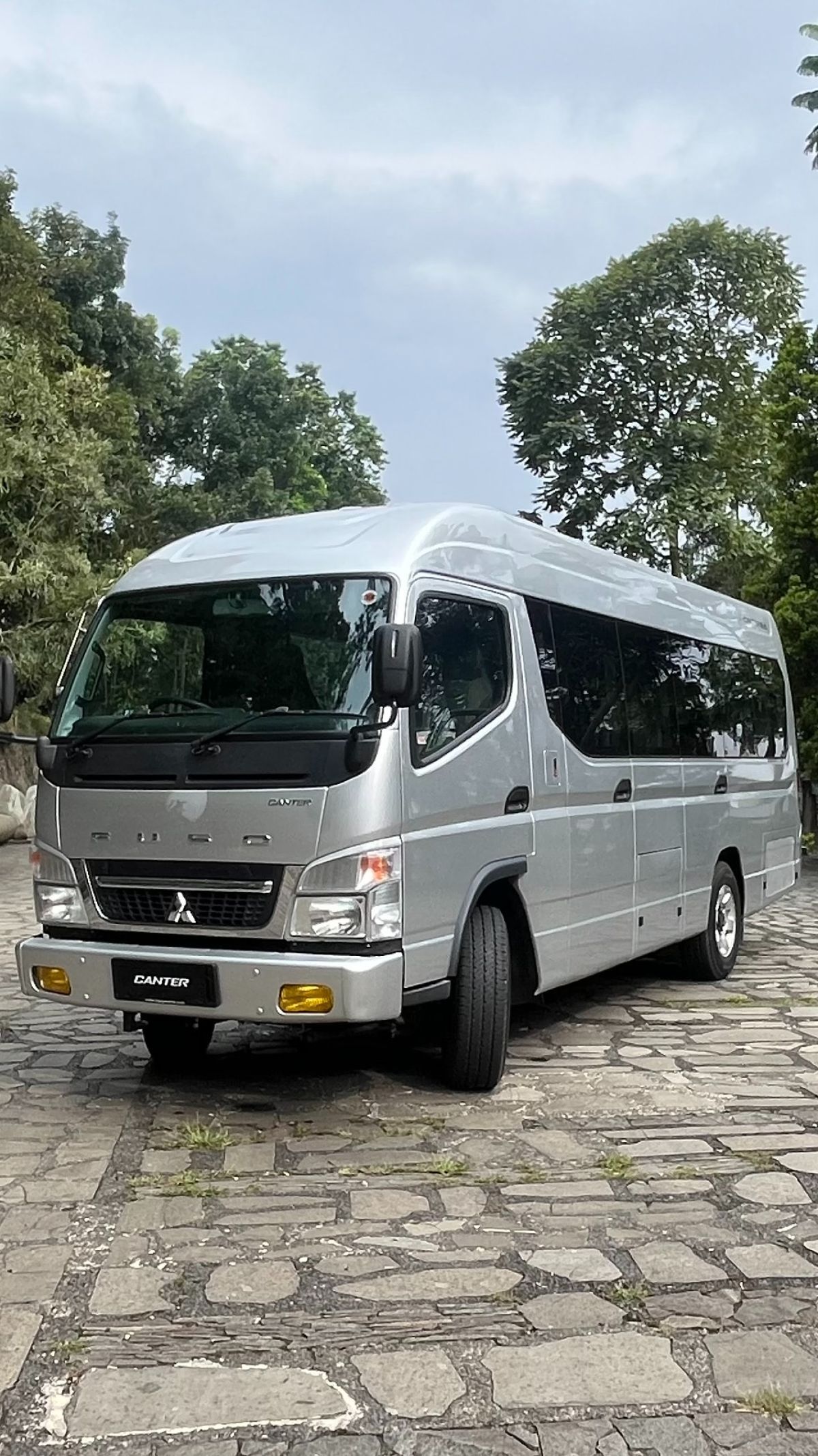 Fuso Canter Bus, Kendaraan Ekonomis Cocok untuk Sektor Wisata