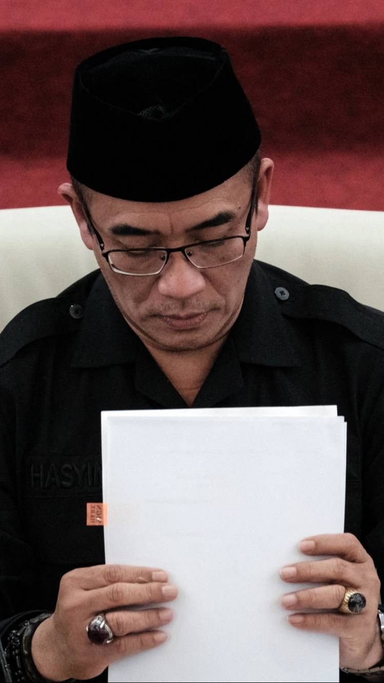 Suara Ketua KPU Bergetar Tahan Tangis dan Hela Napas saat Bacakan ...