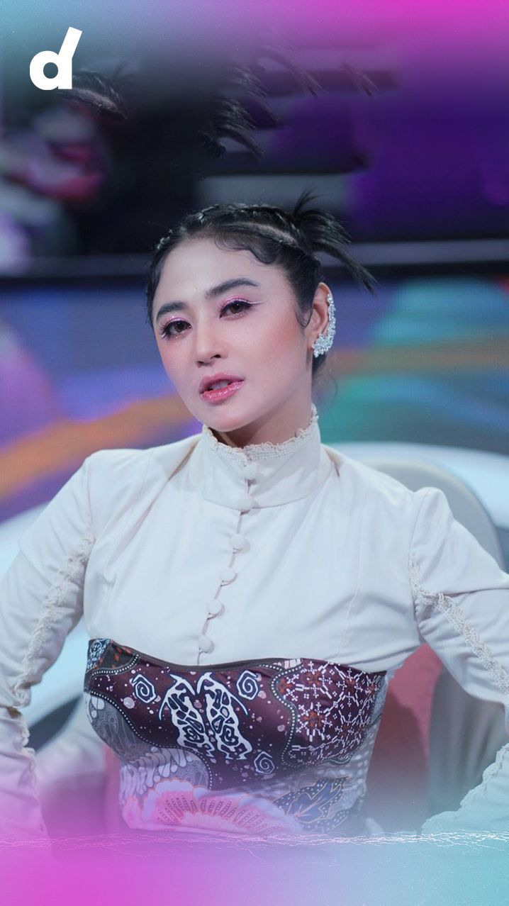 Potret Dewi Persik Dilamar Secara Virtual Busana Sang Ibu Tuai Sorotan Netizen Kok Pakai
