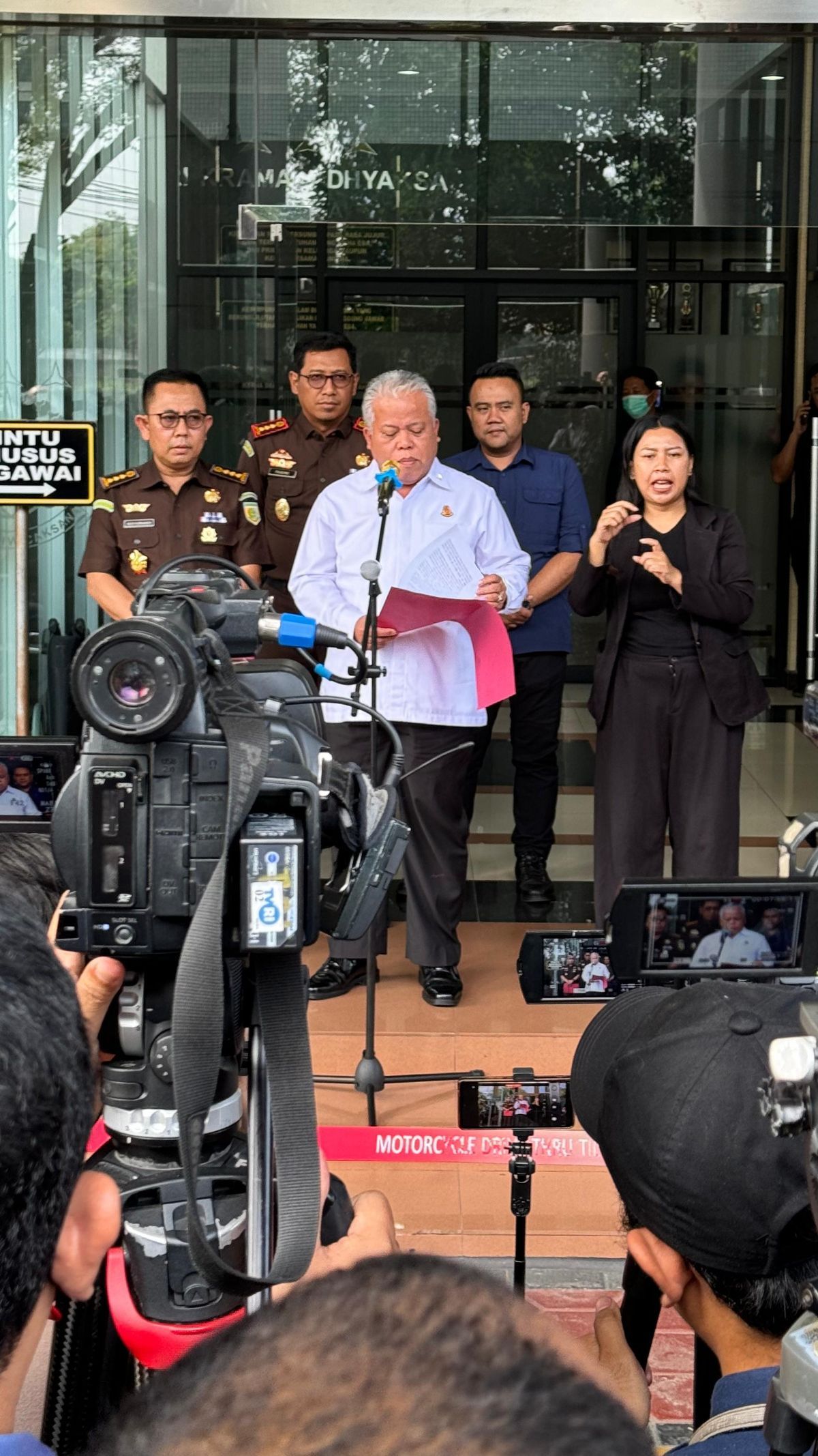 Penyerahan Tersangka Dan Barang Bukti Tahap Ii 10 Orang Tersangka