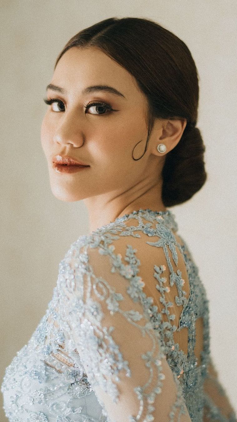 Beautiful, Detailed Portrait of Aaliyah Masaid's Kebaya Design by Asky ...