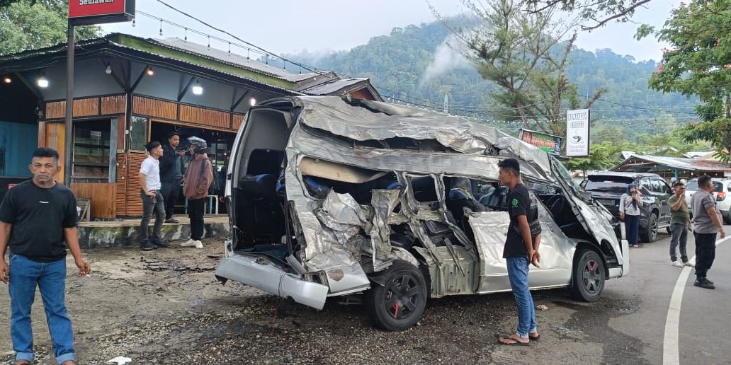 Tabrakan Maut Truk vs Minibus di Seulawah Aceh Besar Dipicu Rem Blong, Lima Orang Tewas ...