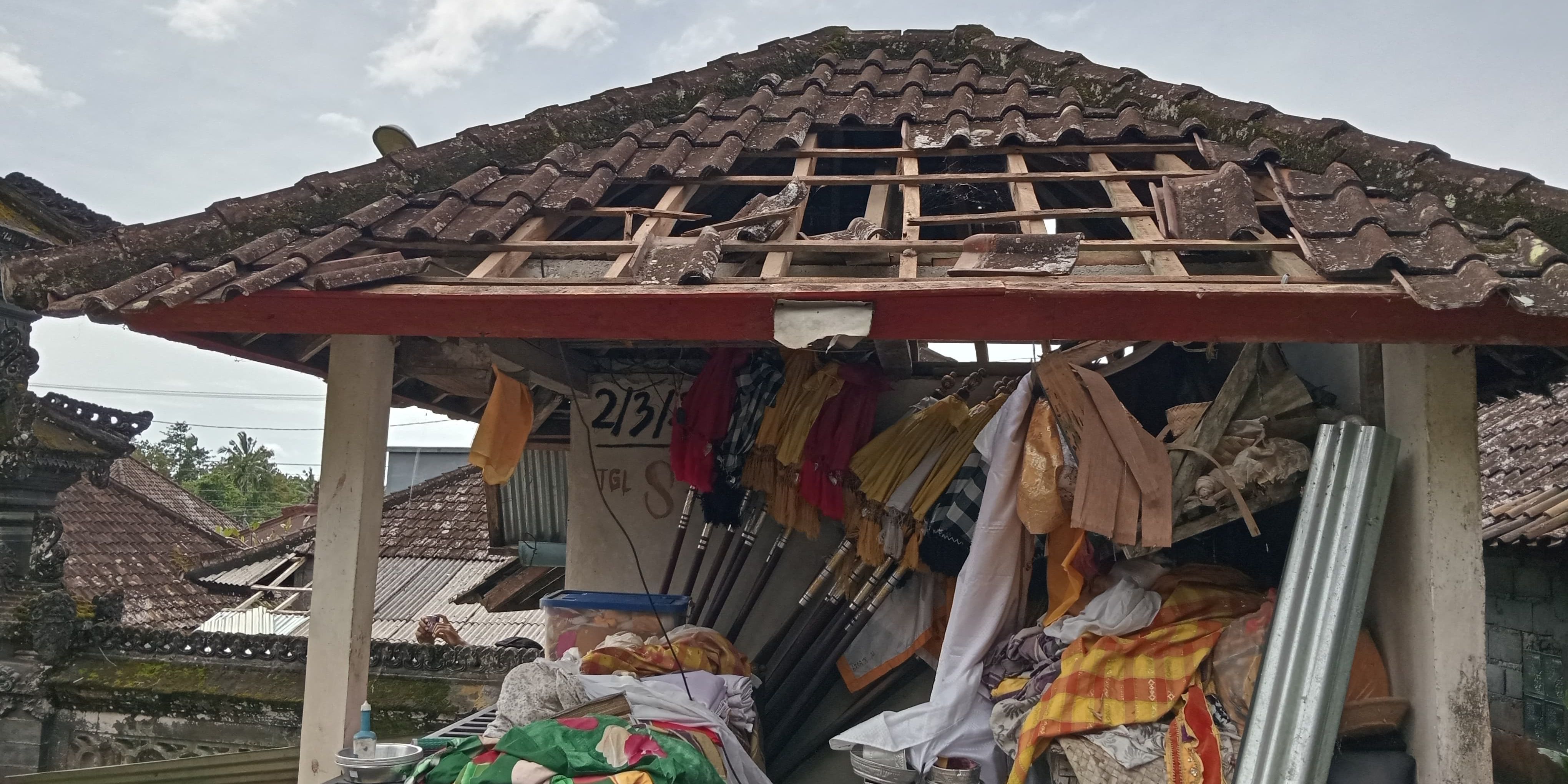 Angin Puting Beliung di Tabanan Buat Atap Rumah Terbang - merdeka.com
